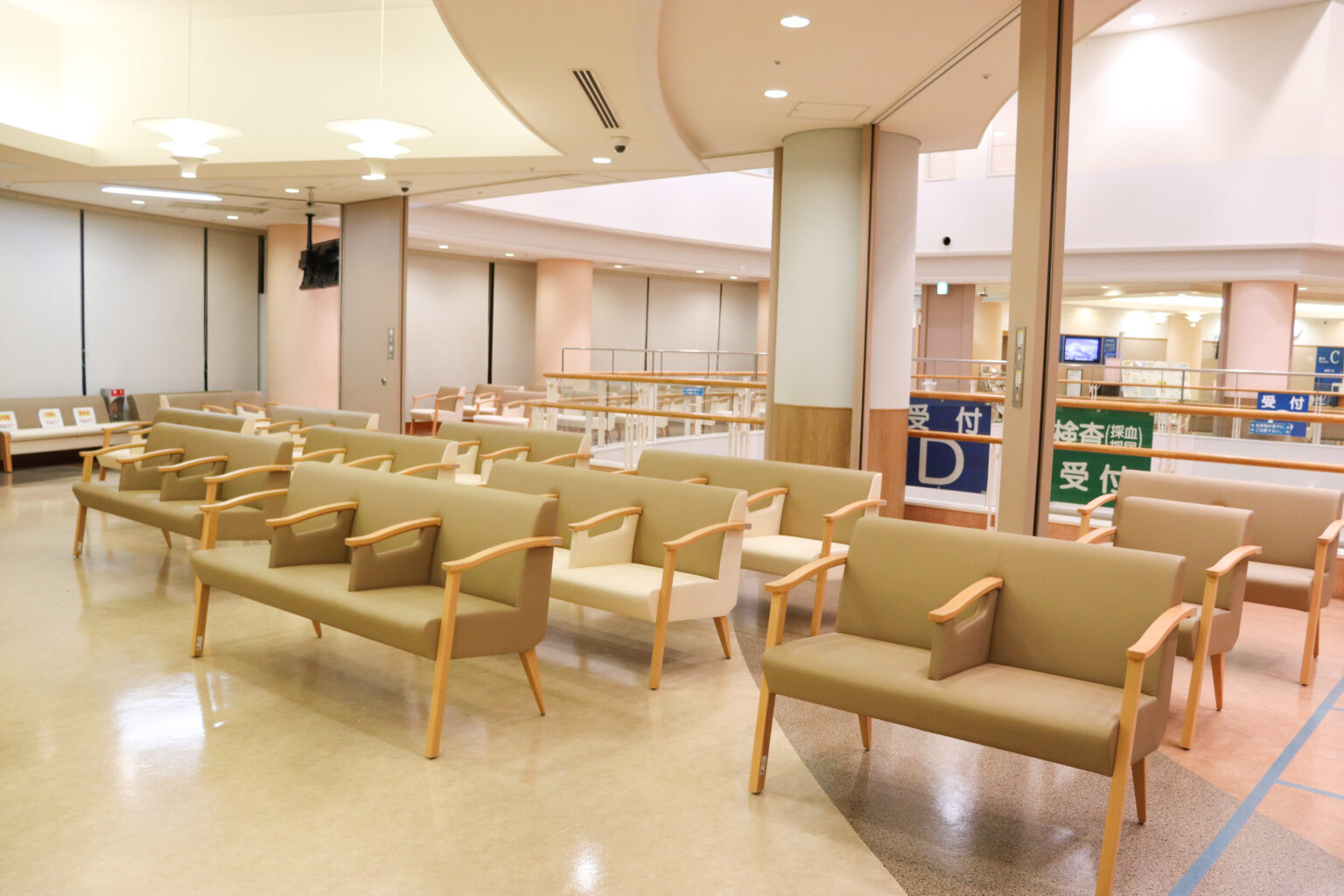 本館2階と3階の待ち合いスペースの椅子をリニューアル｜お知らせ｜医学研究所 北野病院｜大阪